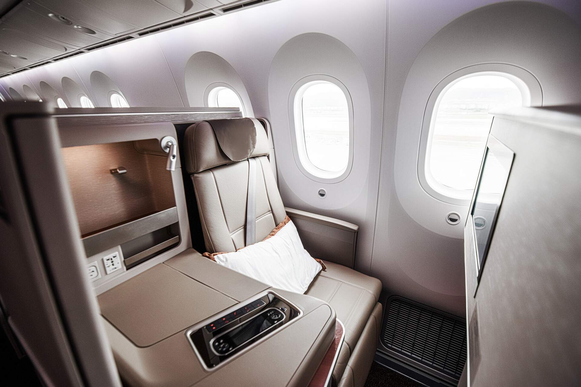 Business Class vs First Class – the main differences - KAYAK