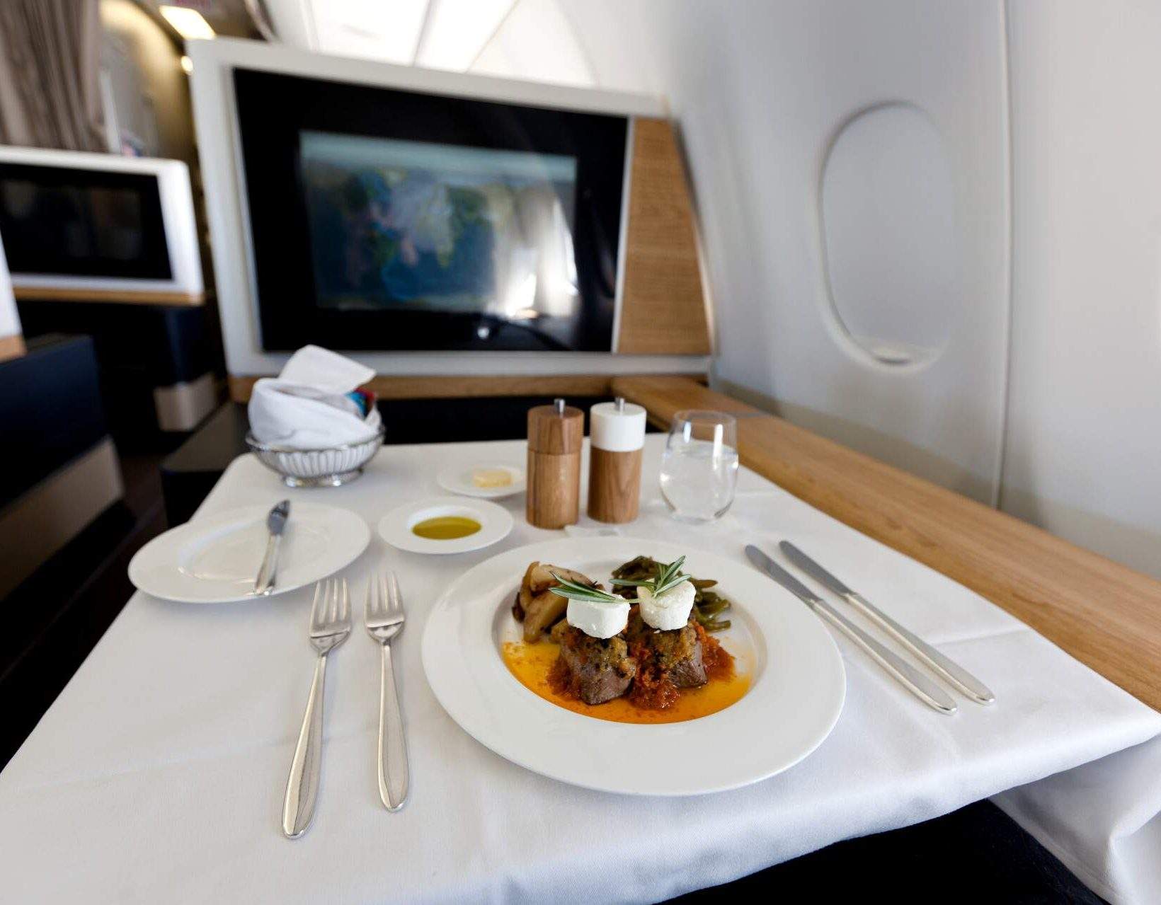 Business Class vs First Class – the main differences - KAYAK