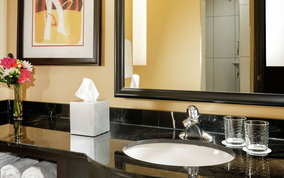 Staypineapple, The Maxwell Hotel, Seattle Center Seattle from $57 ...