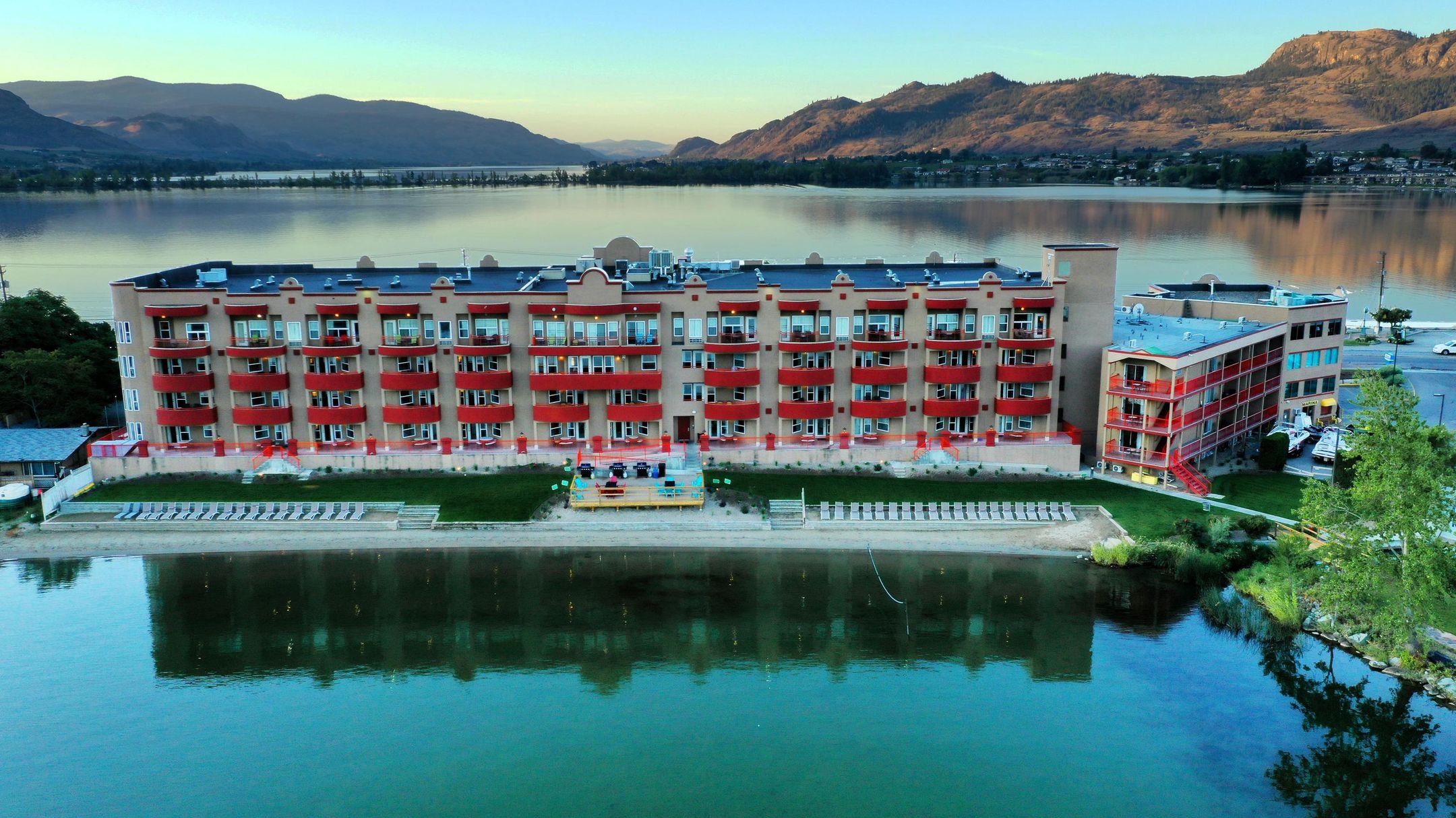 Holiday Inn & Suites Osoyoos from $132. Osoyoos Hotel Deals & Reviews ...