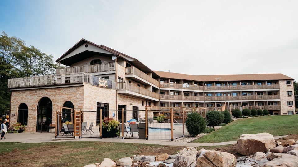 Aloha Beach Resort from $77. Wisconsin Dells Hotel Deals & Reviews - KAYAK