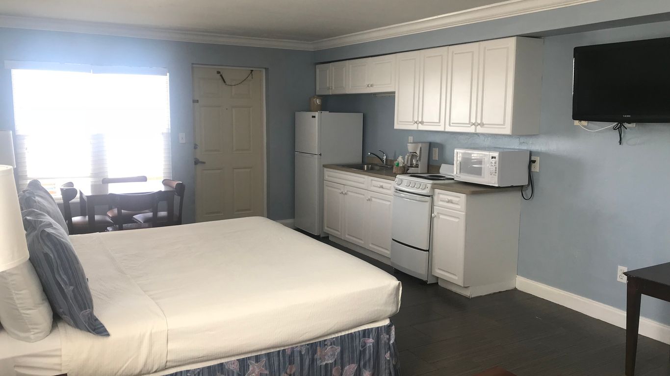 Carousel Inn on the Beach from . Fort Myers Beach Hotel Deals & Reviews ...